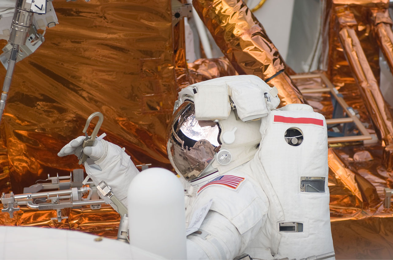 SM4: Grunsfeld works on Hubble | ESA/Hubble