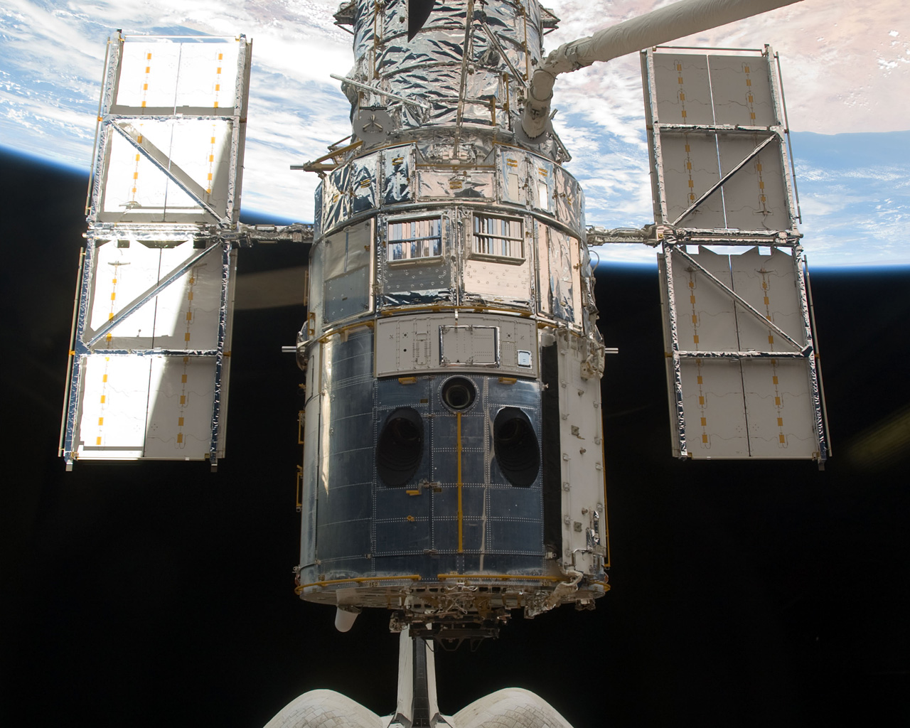 SM4: Hubble Space Telescope just before astronauts released it | ESA/Hubble