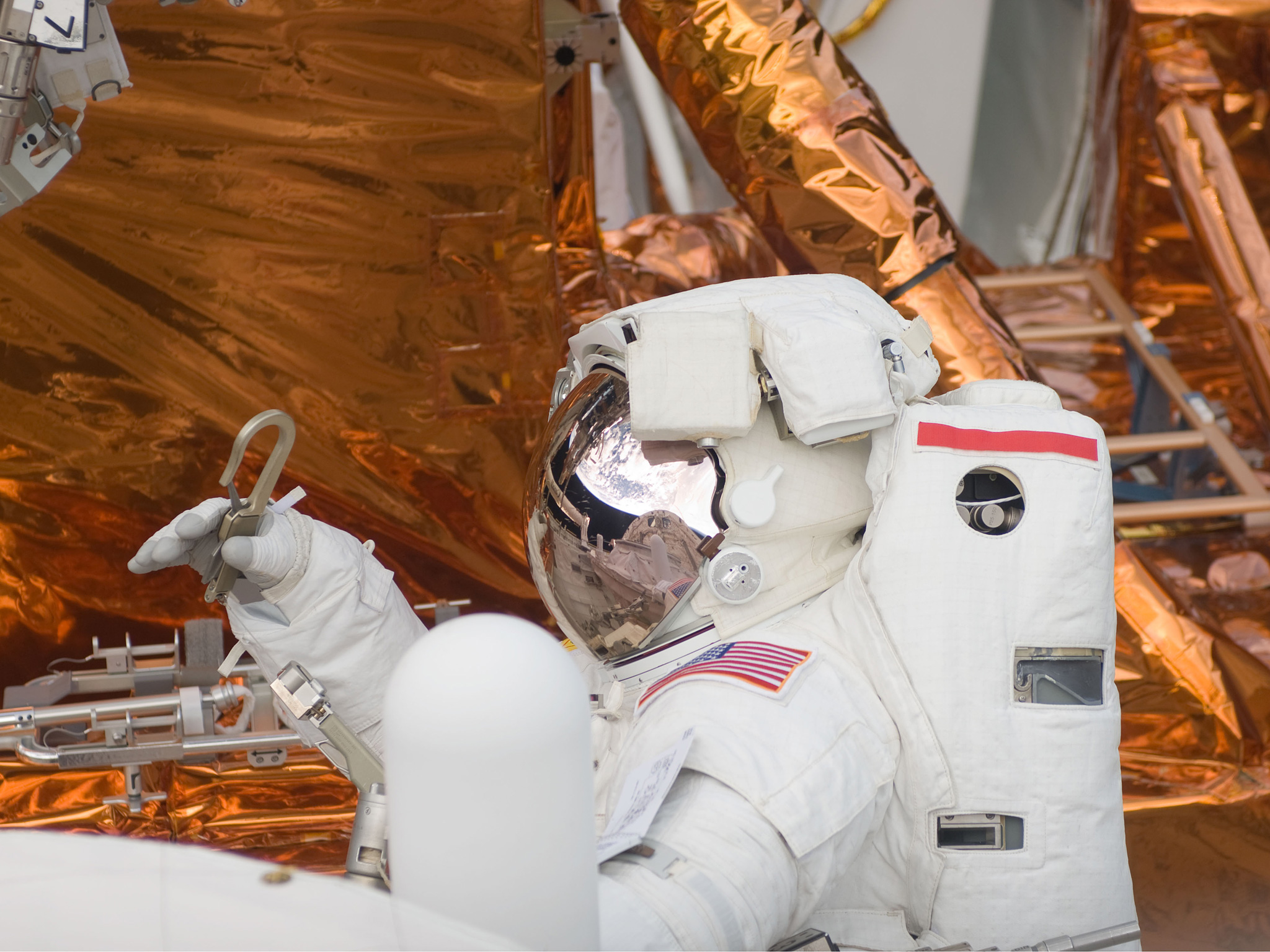 SM4: Grunsfeld works on Hubble | ESA/Hubble